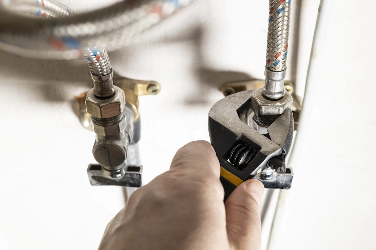 Tuyau PER avec fuite raccord olive collet battu : comment réparer